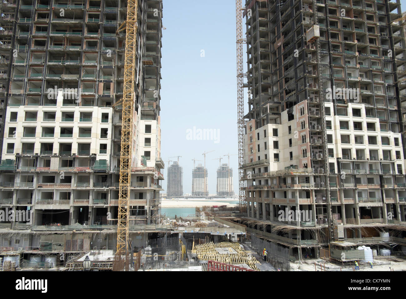New apartment tower under construction at new Pearl Doha land ...