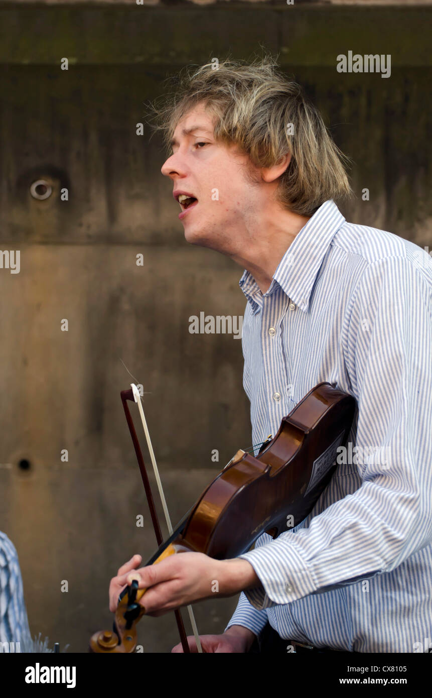 Scottish fiddler hi-res stock photography and images - Alamy