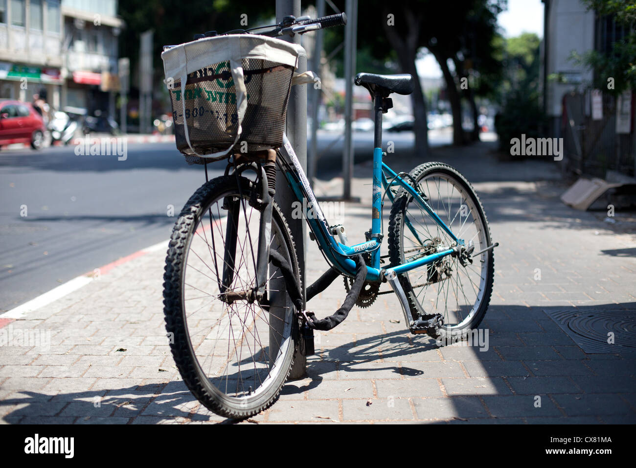 Bicycle chained to a pole in Tel-aviv, Israel Stock Photo - Alamy