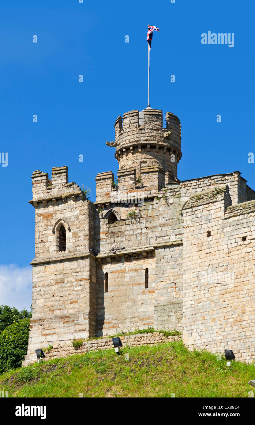 Lincoln Castle battlements walls and towers East Gate Lincoln ...