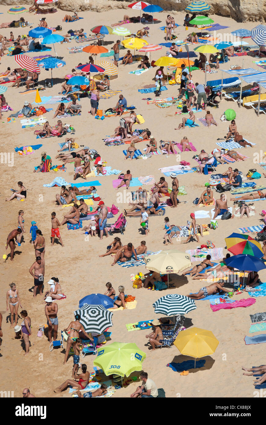 Crowded beach overhead view hi-res stock photography and images - Alamy