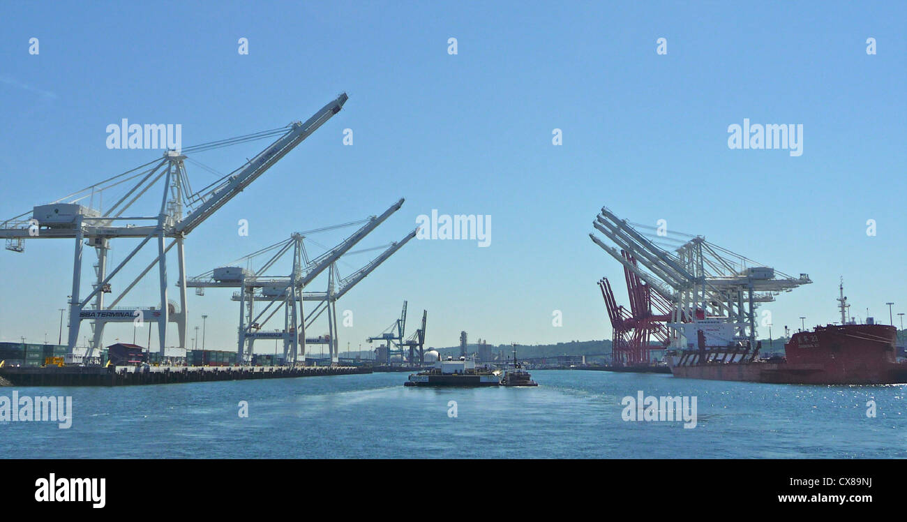cranes on the waterfront of Seattle in the USA Stock Photo - Alamy