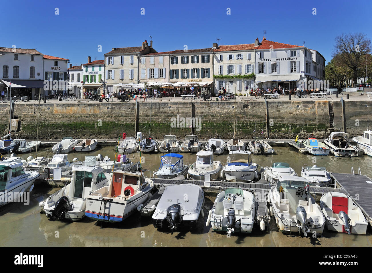 Pleasure boats and tourists at pavement café in the port at La Flotte-en-Ré / La Flotte, Ile de ...