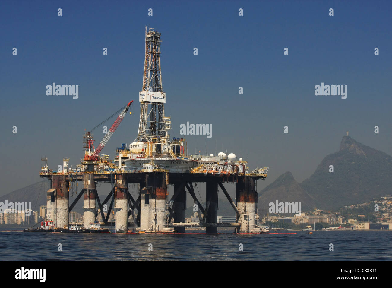 Oil rig and boats hi-res stock photography and images - Alamy