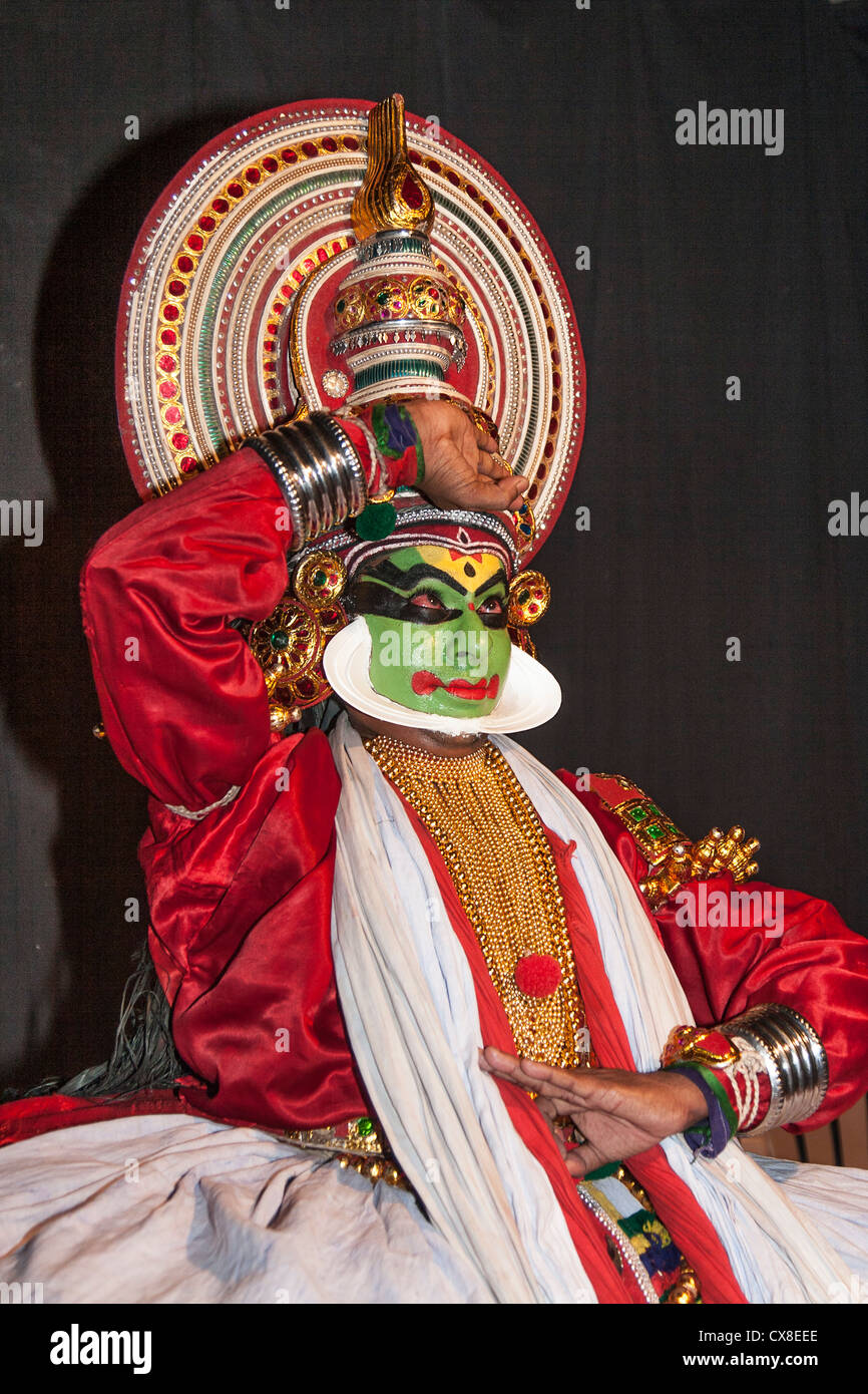 India Kerala Cochin Kathakali dance performance Stock Photo - Alamy