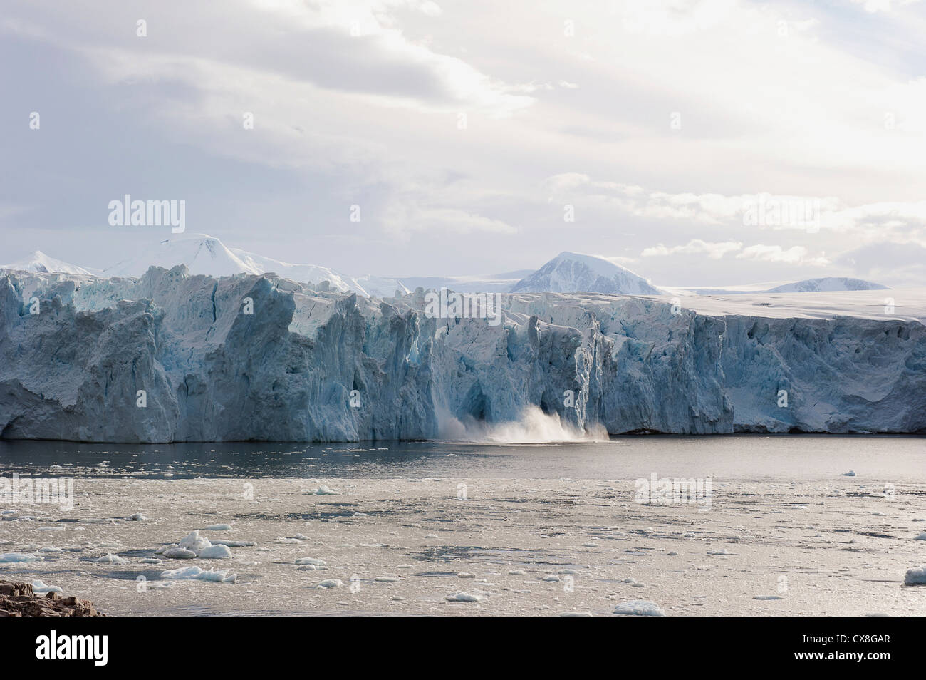Iceberg falling hi-res stock photography and images - Alamy