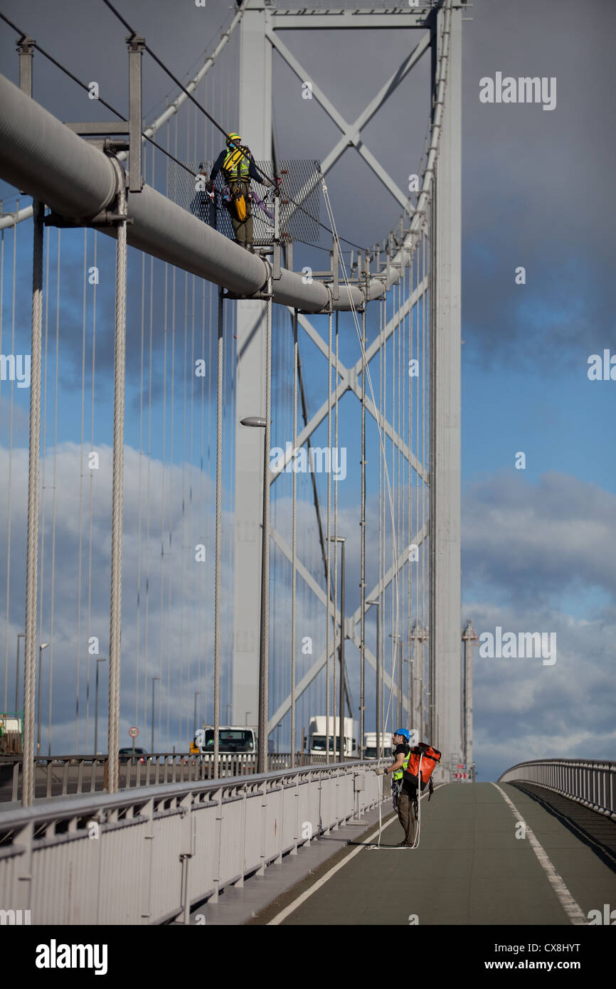 Forth bridge workers hi-res stock photography and images - Alamy