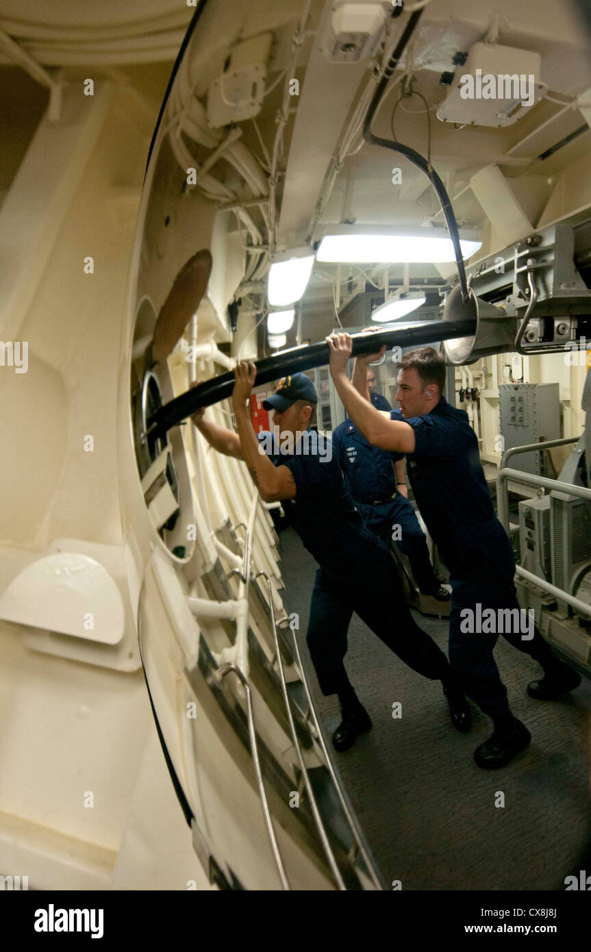 Towed array sonar hi-res stock photography and images - Alamy