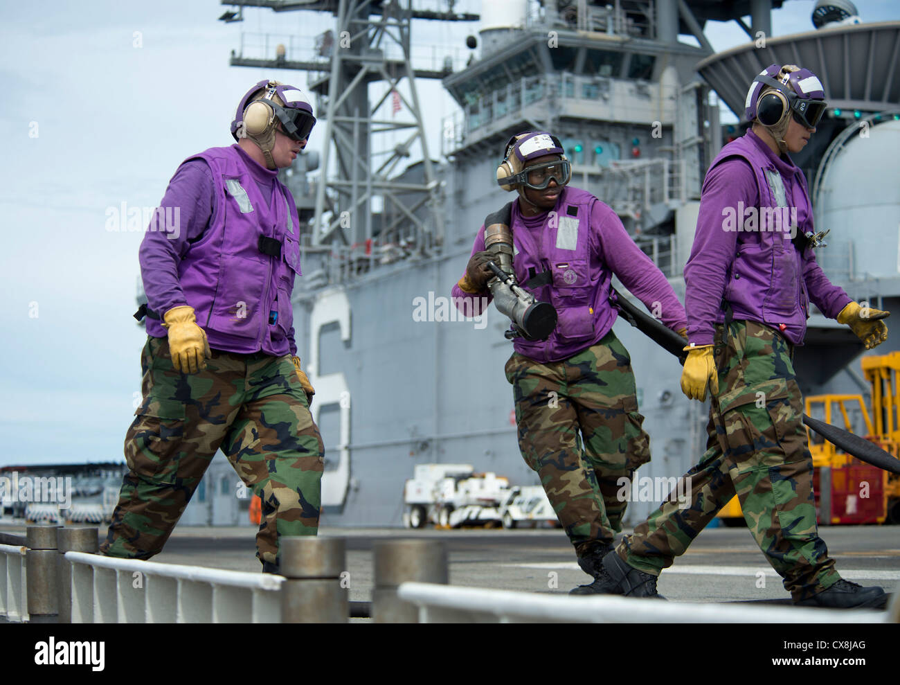Amphibious assault ship uss bonhomme richard lhd 6 bhr hi-res stock ...