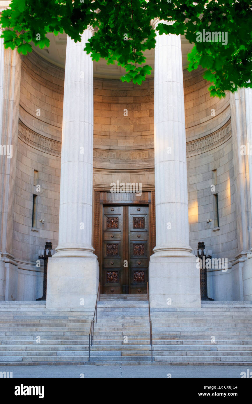 Pillars and stairs to courthouse hi-res stock photography and images - Alamy