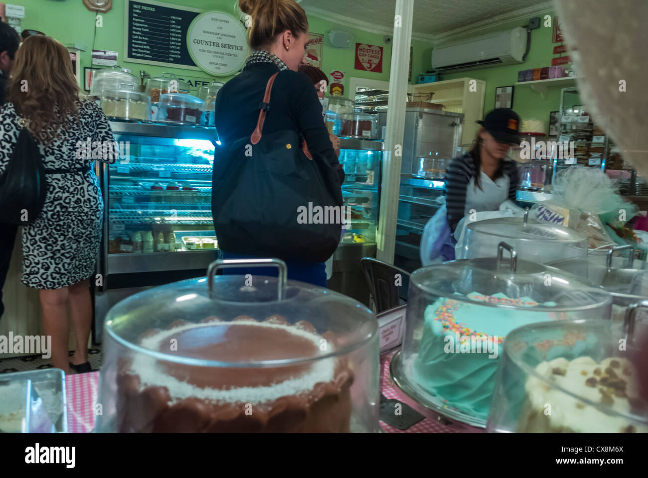 Bakery shops hi-res stock photography and images - Alamy