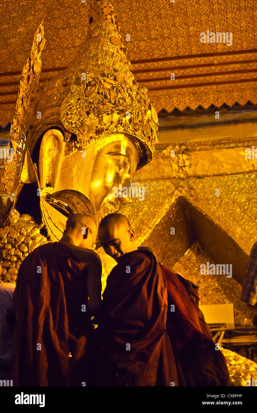 Myanmar mandalay mahamuni golden buddhist hi-res stock photography and ...