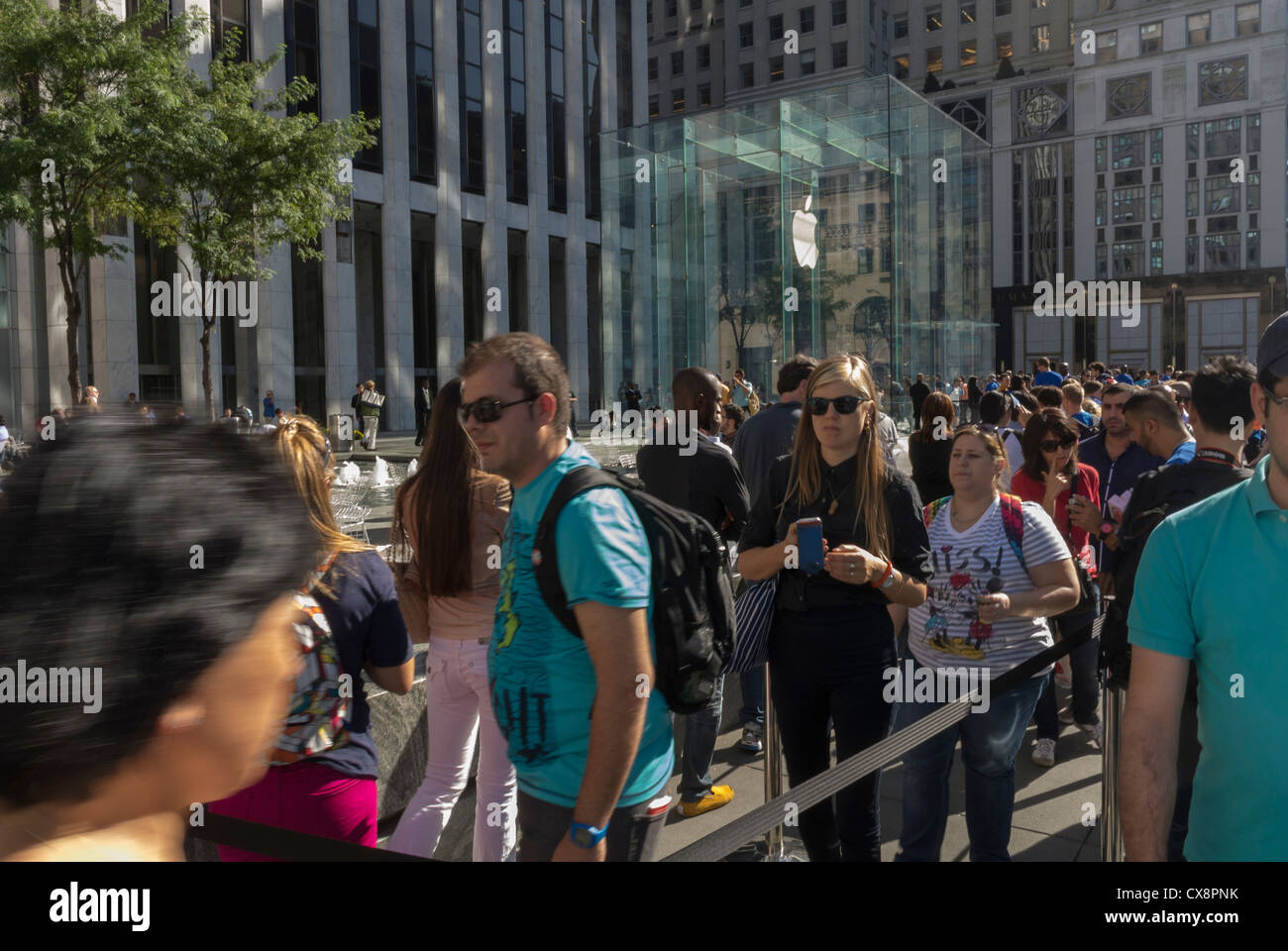 New York, NY, USA, Crowd of People Shopping, Street Scenes, Apple Shop ...