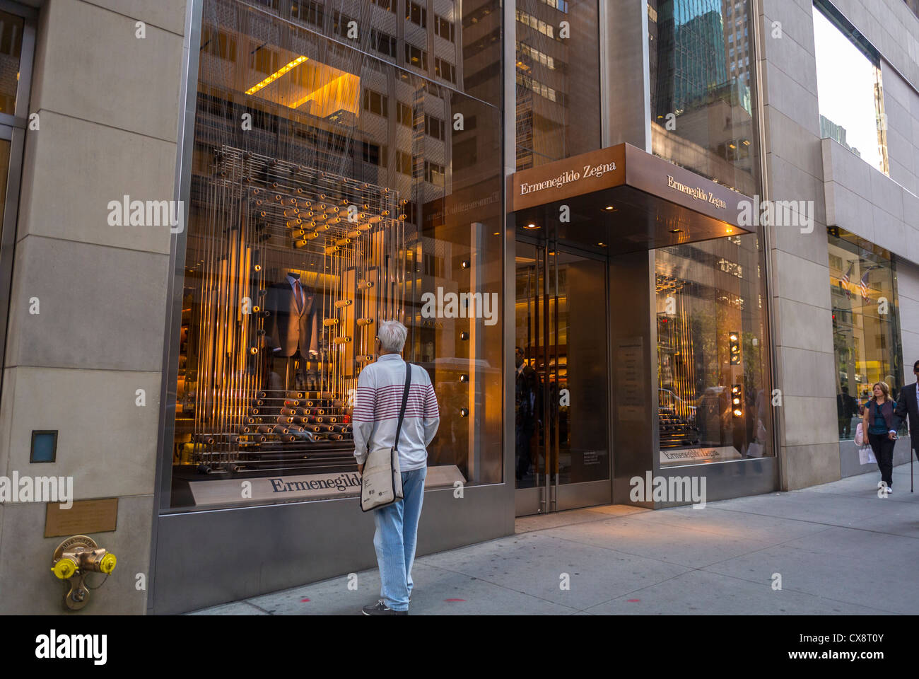 New York, NY, USA, Man Window Shopping, Street Scenes, Luxury Shops ...