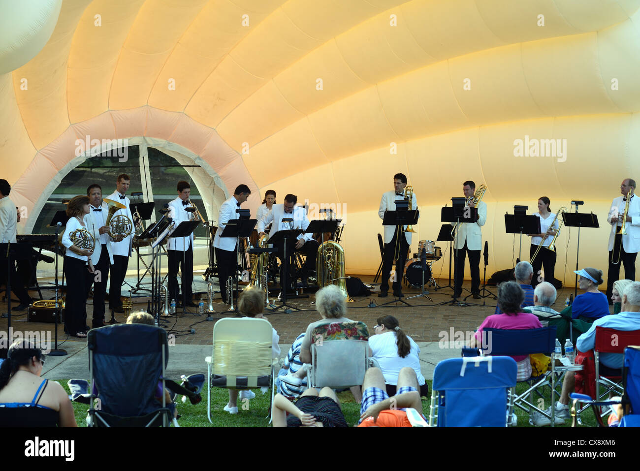 Symphony orchestra park hi-res stock photography and images - Alamy