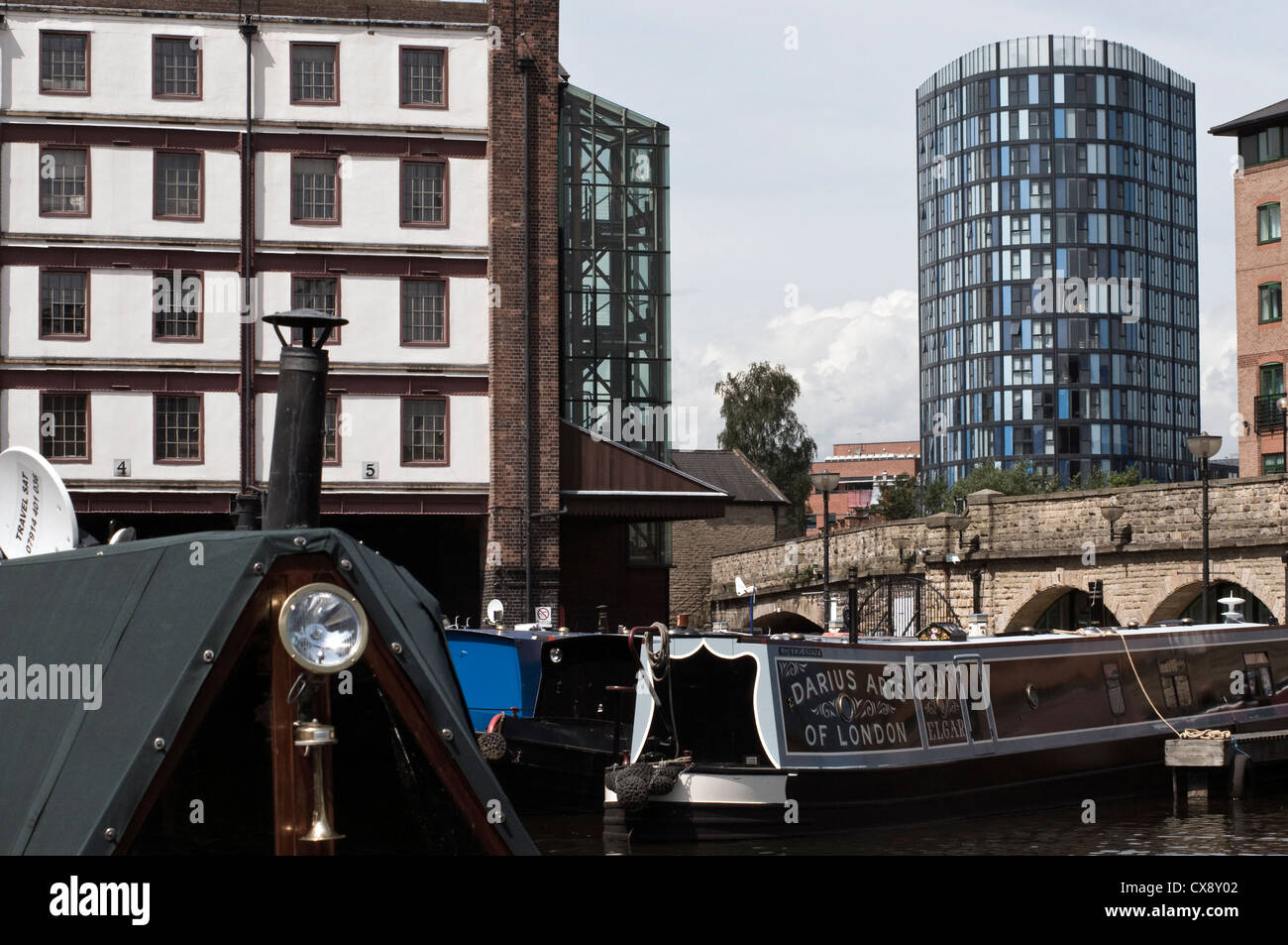 Sheffield narrow-boats parked Stock Photo - Alamy