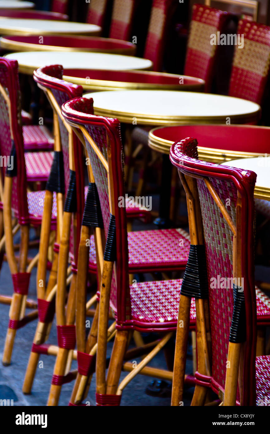 Parisian bistro chairs hi-res stock photography and images - Alamy
