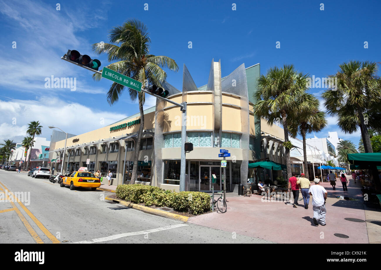 Street scene on Lincoln Road, South Beach, Miami Beach, Florida, USA ...