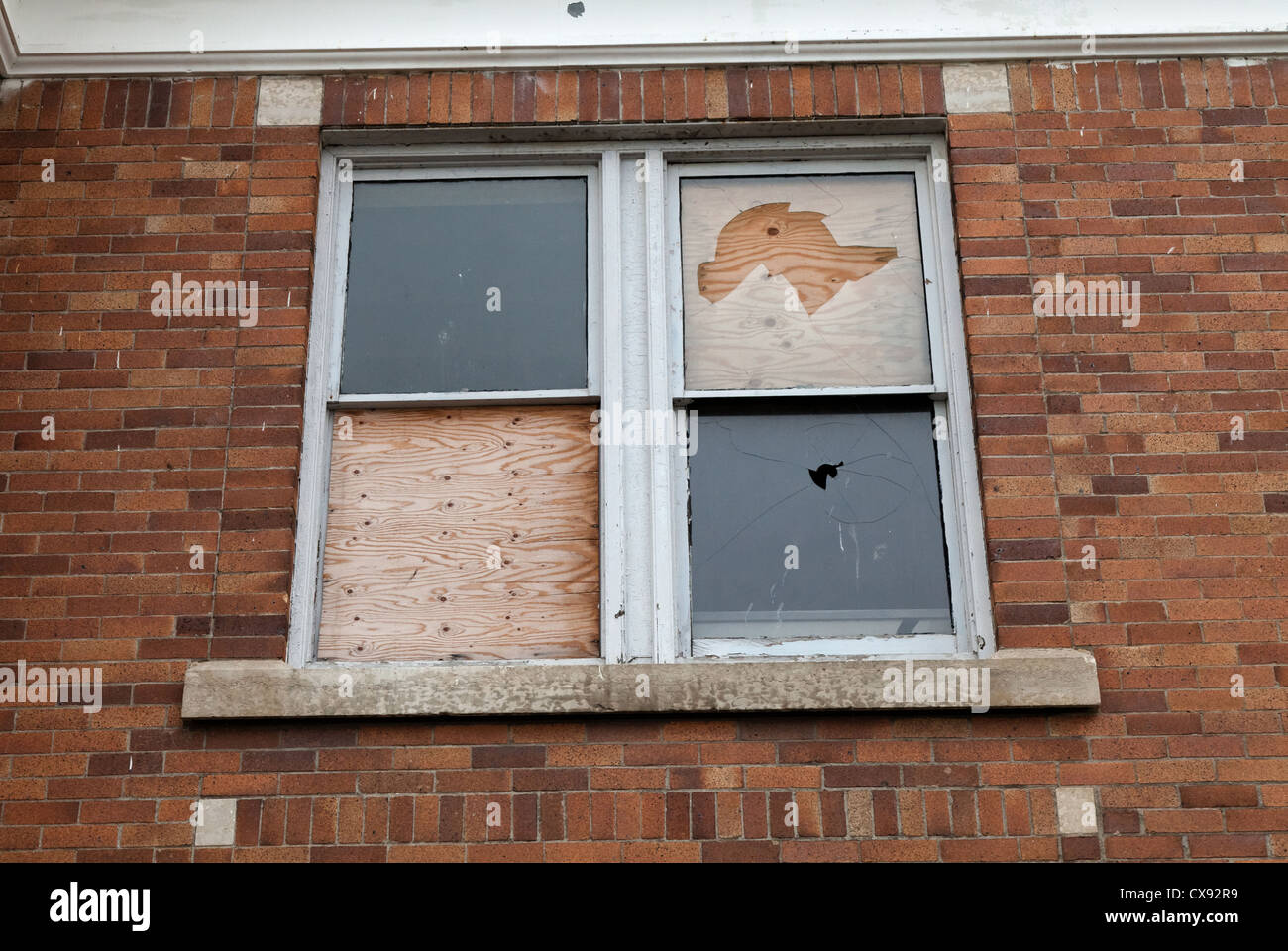 Broken glass window building hi-res stock photography and images - Alamy