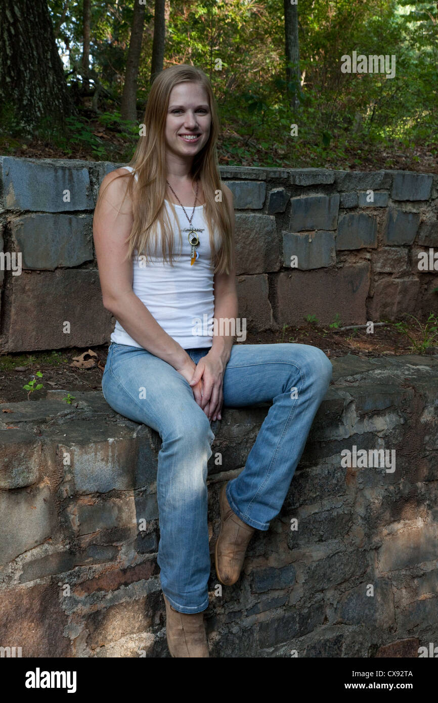 Pretty stone wall hi-res stock photography and images - Alamy