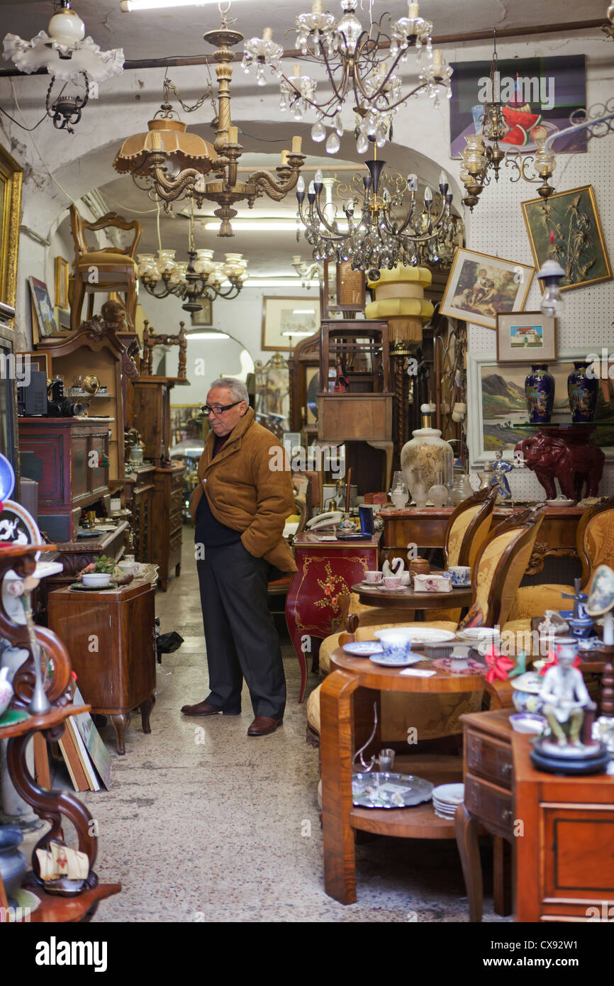 Antique dealer selling hi-res stock photography and images - Alamy