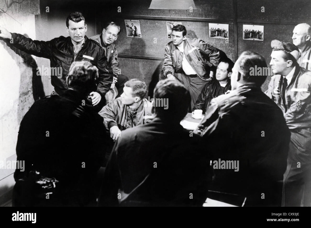 THE HUNTERS (1958) ROBERT MITCHUM, ROBERT WAGNER, DICK POWELL (DIR ...