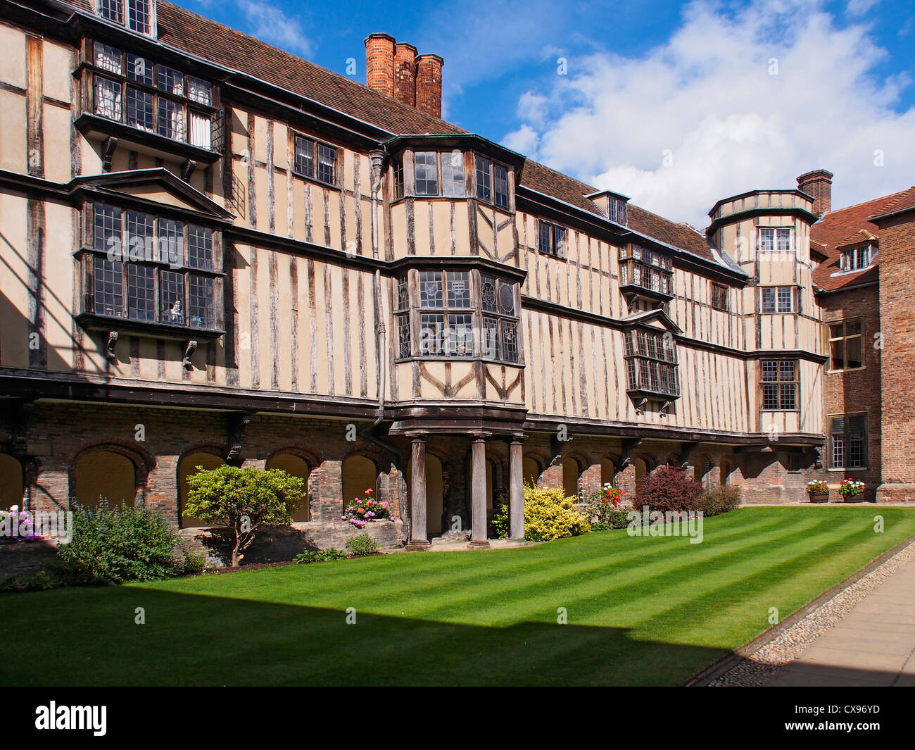 A court yard within Queens College at Cambridge University Stock Photo ...