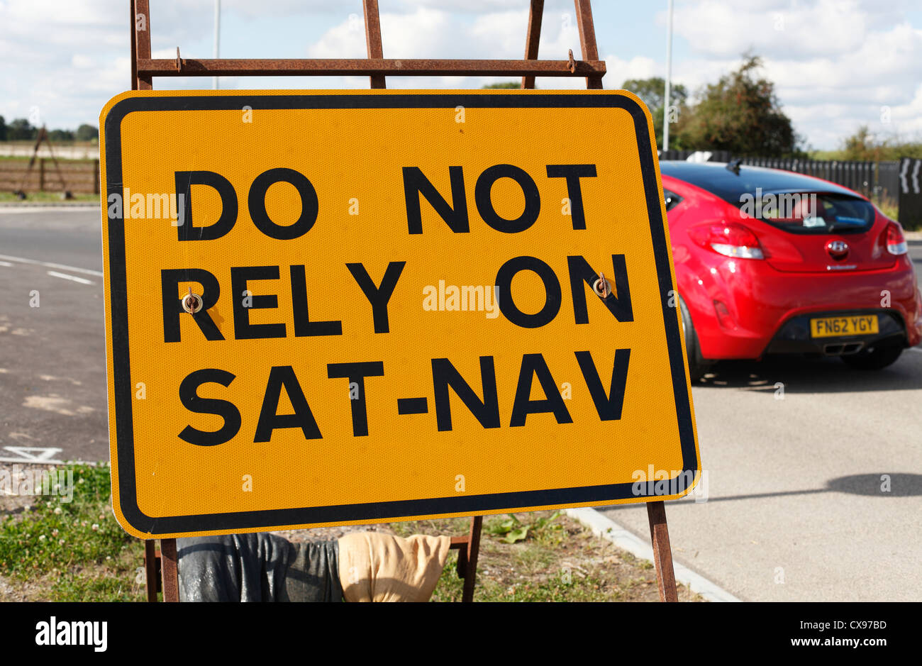 A 'Do Not Rely On Sat-Nav' sign on a road in the U.K Stock Photo - Alamy