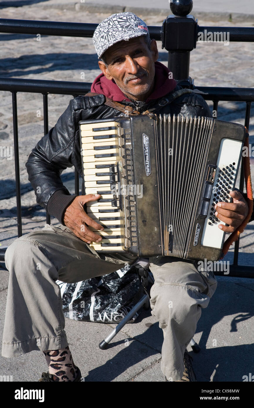 Busker in Liverpool 1 shopping precinct Stock Photo - Alamy