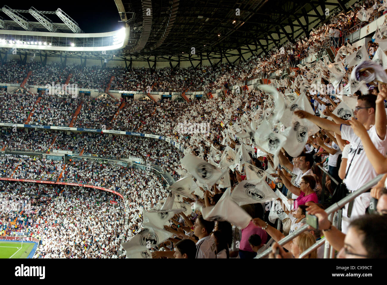 Bernabeu stadium fans High Resolution Stock Photography and Images - Alamy