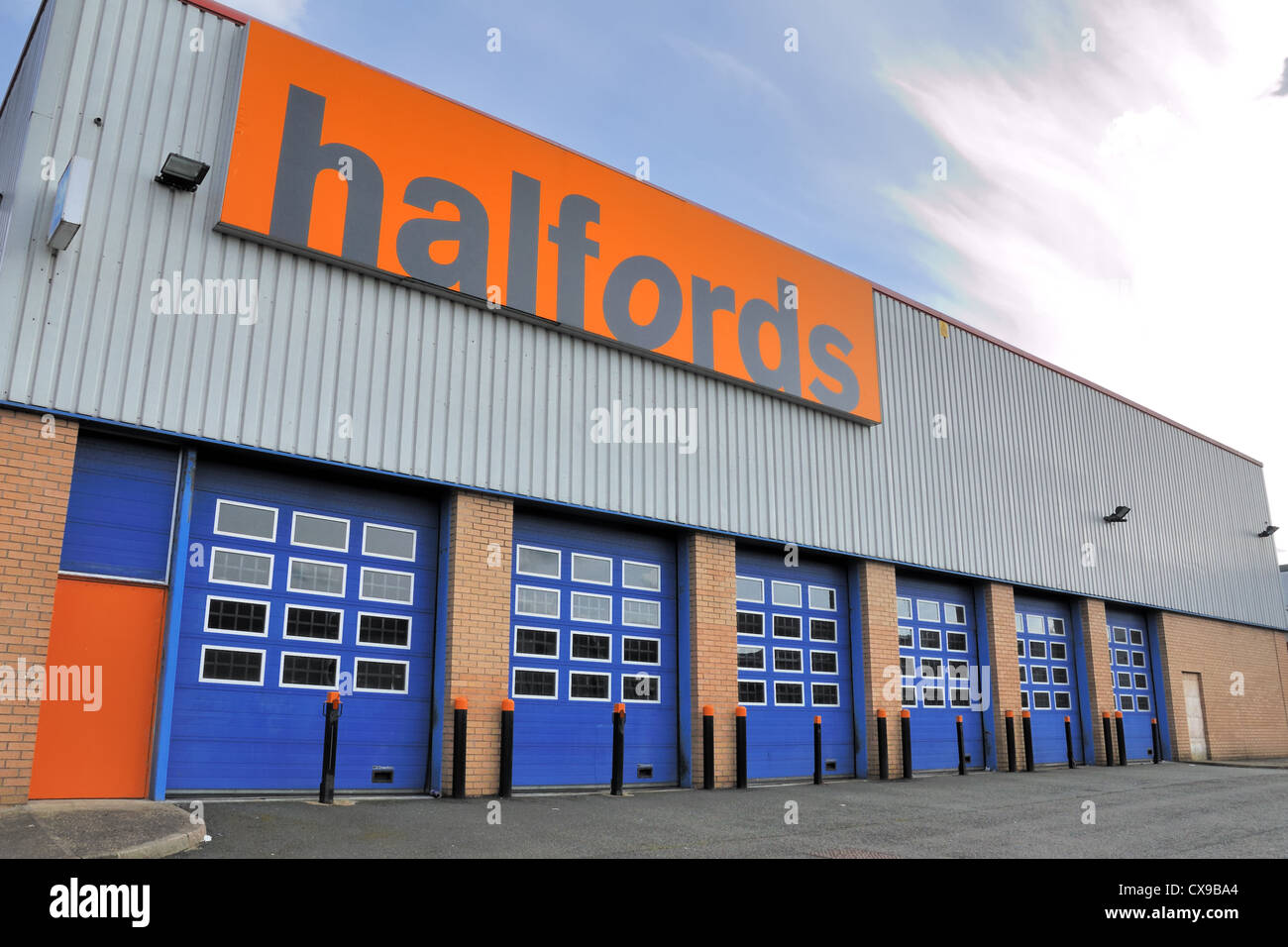 Halfords store, Shawfield, Glasgow Stock Photo - Alamy