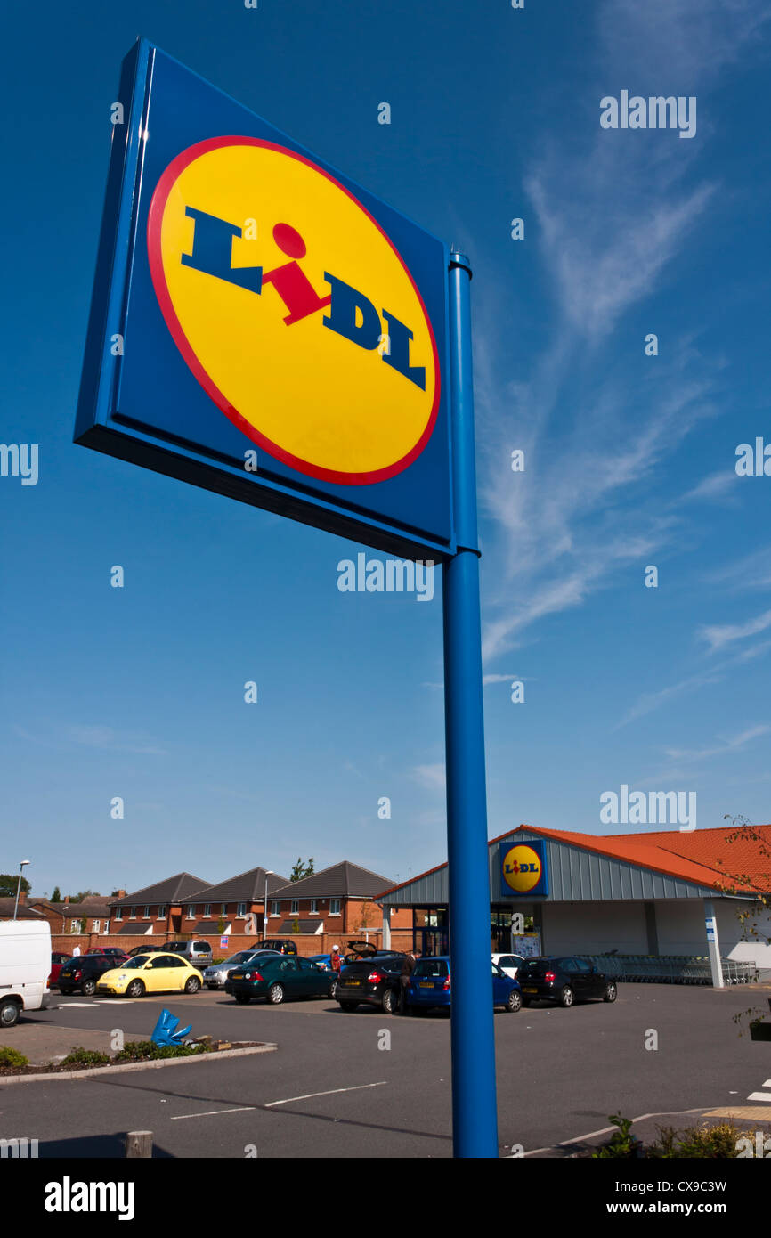 Lidl Supermarket Shop Sign Uk Stock Photos & Lidl Supermarket Shop Sign ...