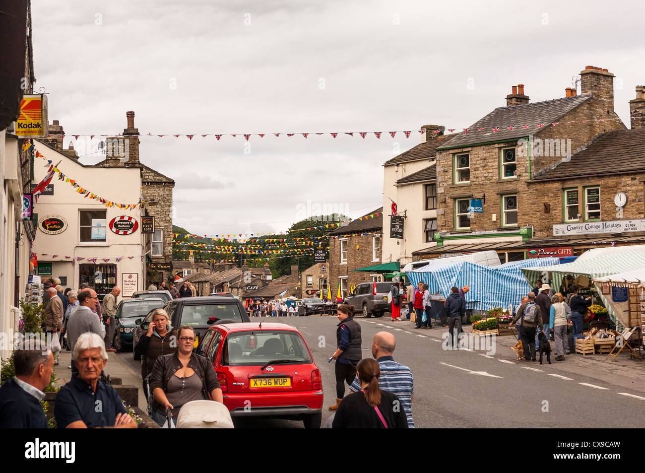 The high street in Hawes in Wensleydale , Yorkshire Dales , England ...