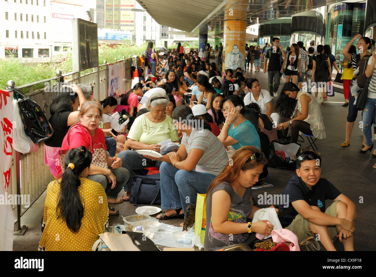 Hong Kong nannies congregating on a Sunday Stock Photo - Alamy