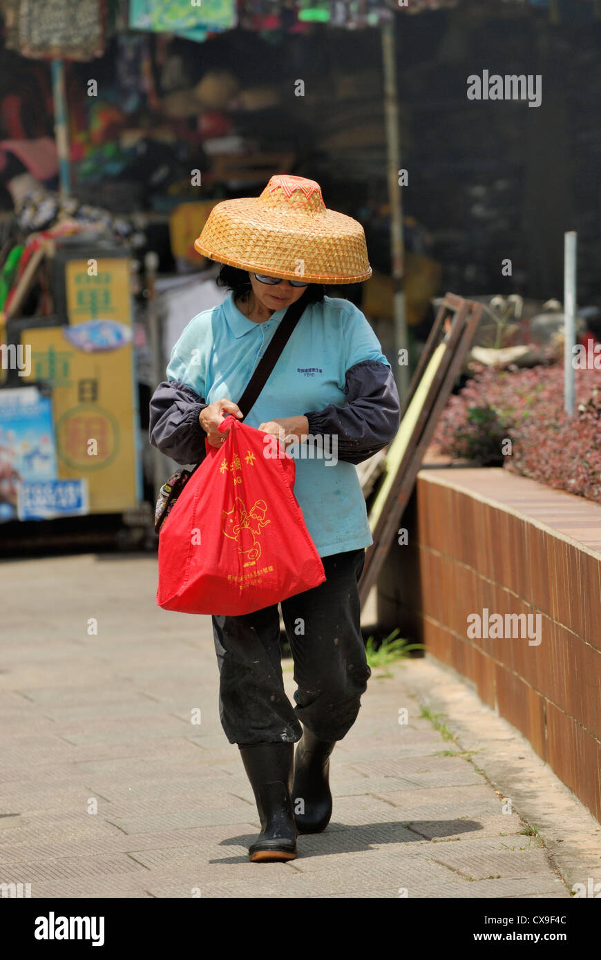 Chinese woman wearing traditional weaved bamboo hat Stock Photo - Alamy