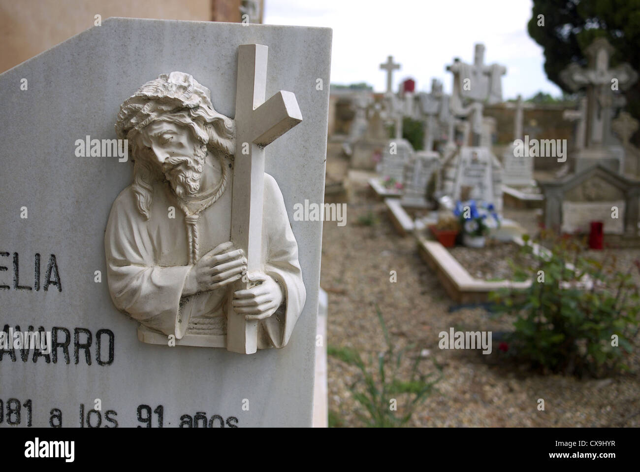 Cross headstones hi-res stock photography and images - Alamy