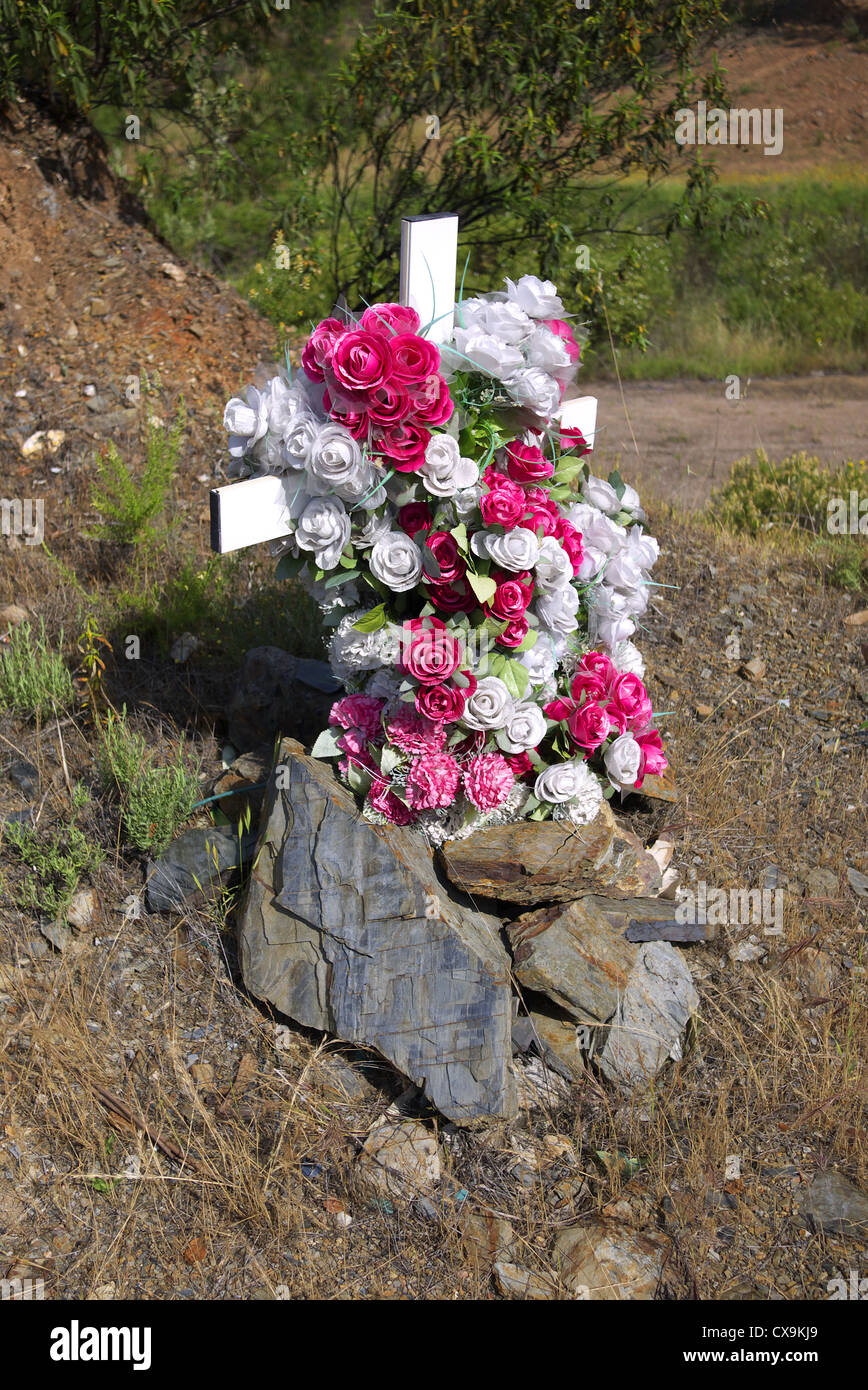 Roadside memorial hi-res stock photography and images - Alamy