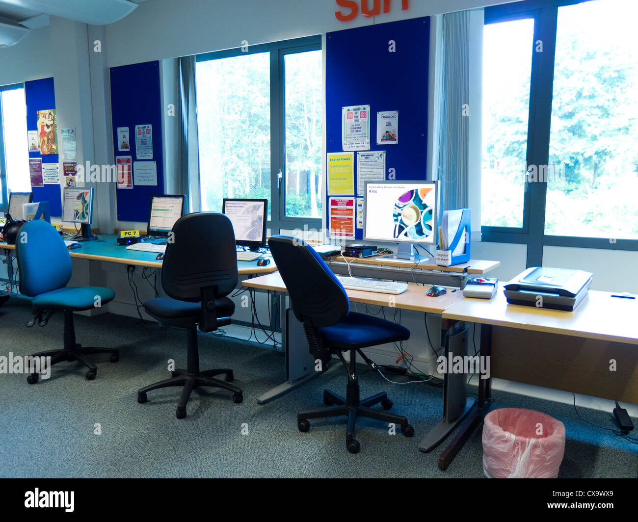 Public library computers hi-res stock photography and images - Alamy