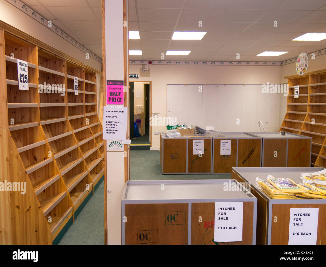Empty shop hi-res stock photography and images - Alamy