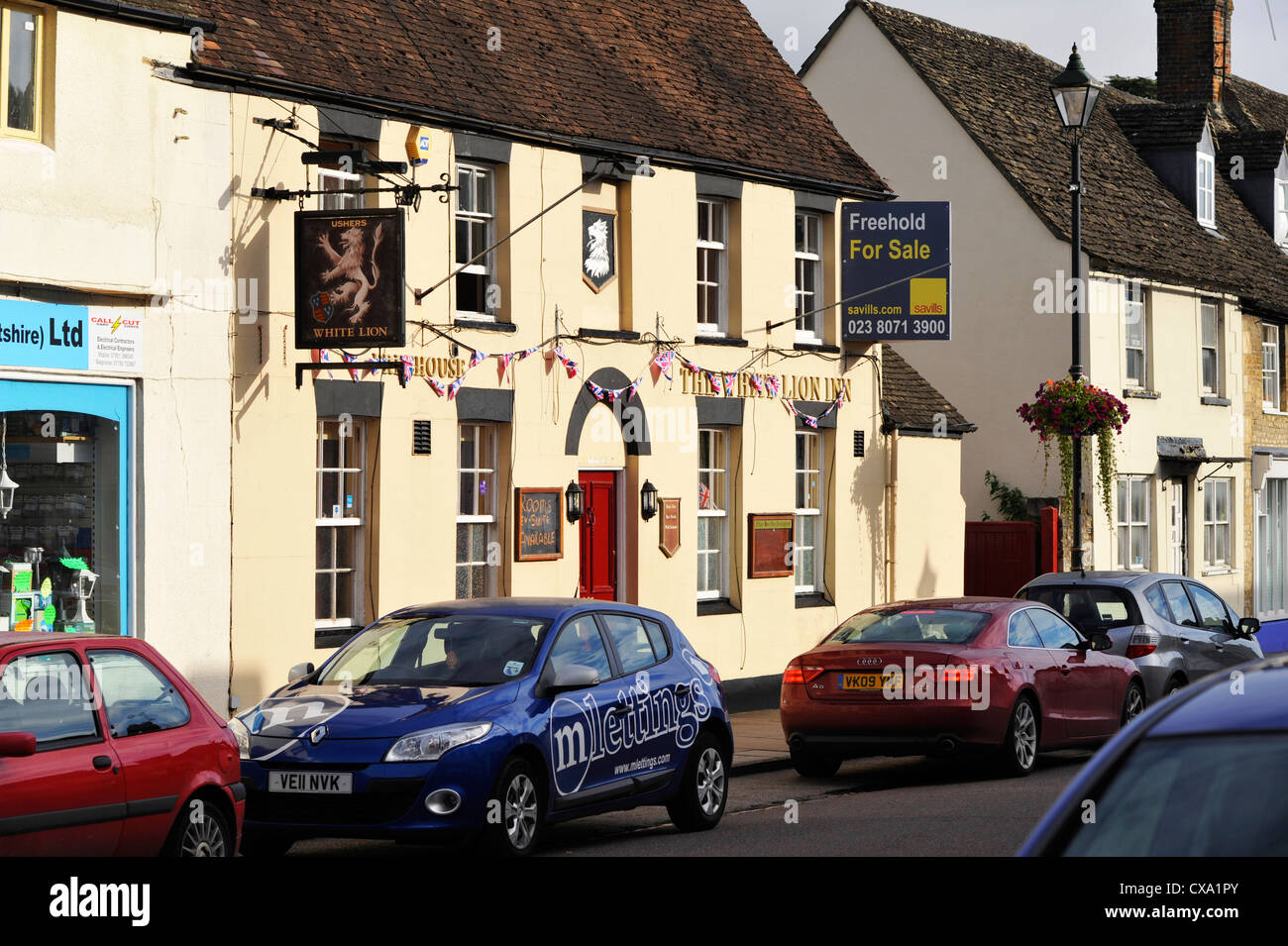 Old lion inn hi-res stock photography and images - Alamy