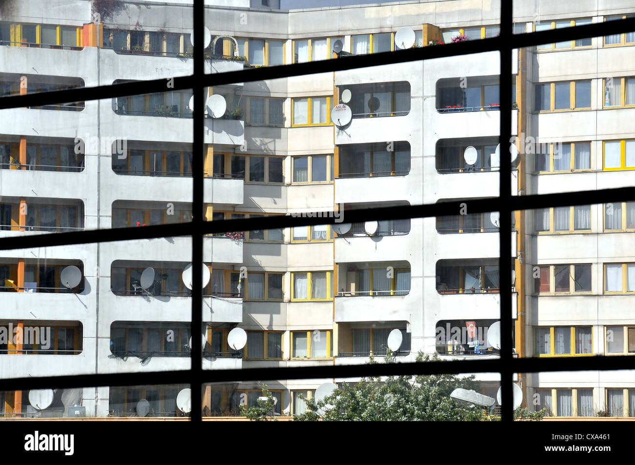 Disc antenna hi-res stock photography and images - Alamy