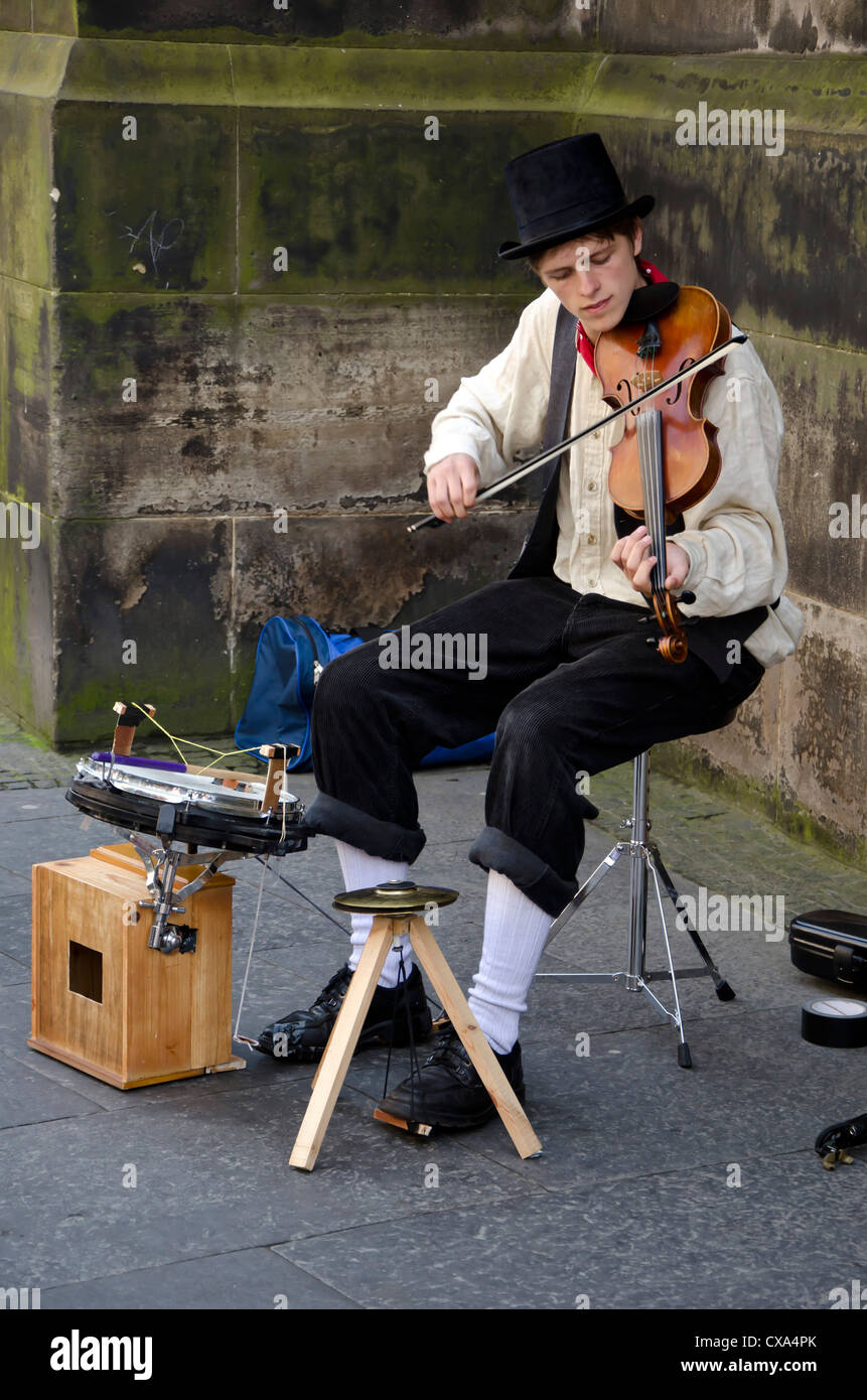Fiddle player busking on the Royal Mile, Edinburgh, Scotland, during ...