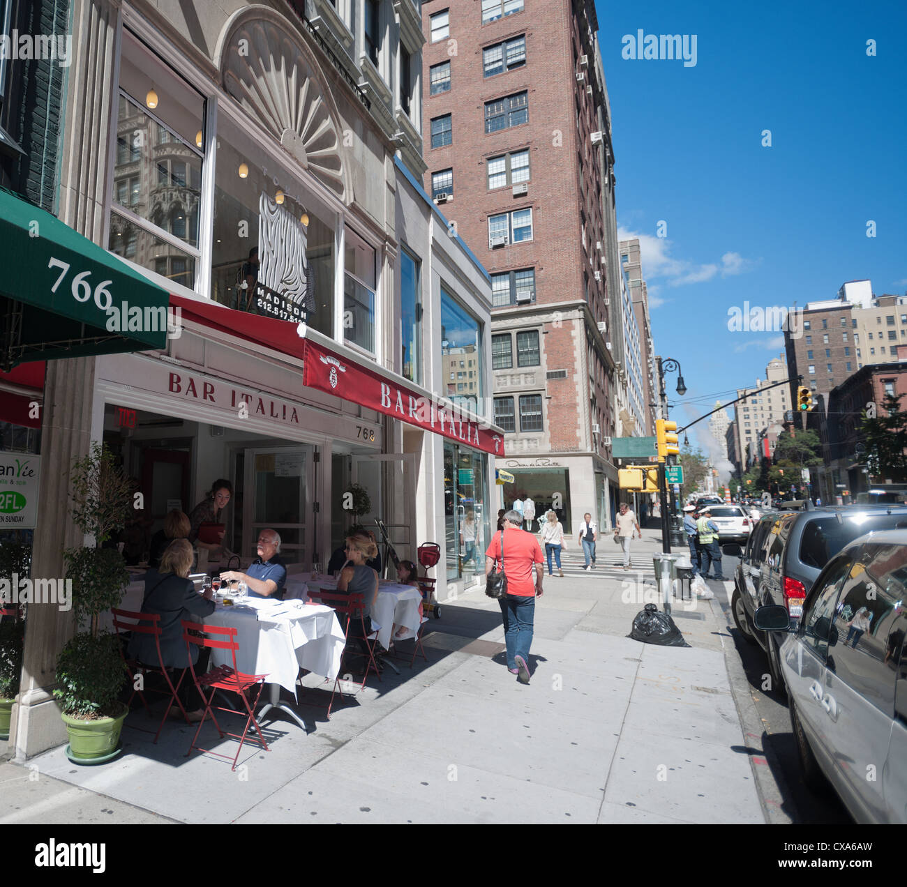 Sidewalk cafe on Madison Avenue in New York Stock Photo - Alamy