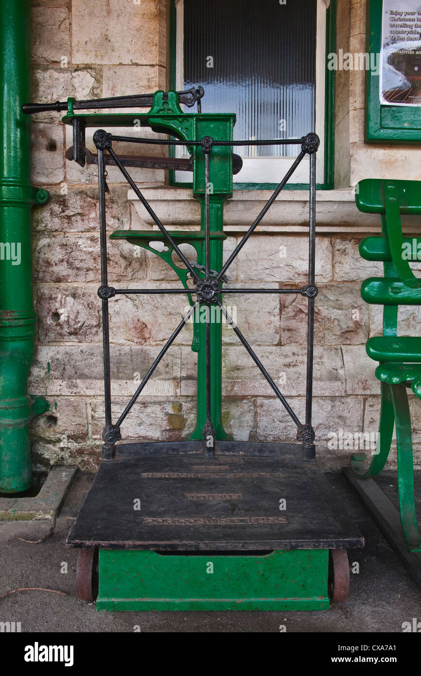 Old weighing machine scales hi-res stock photography and images - Alamy