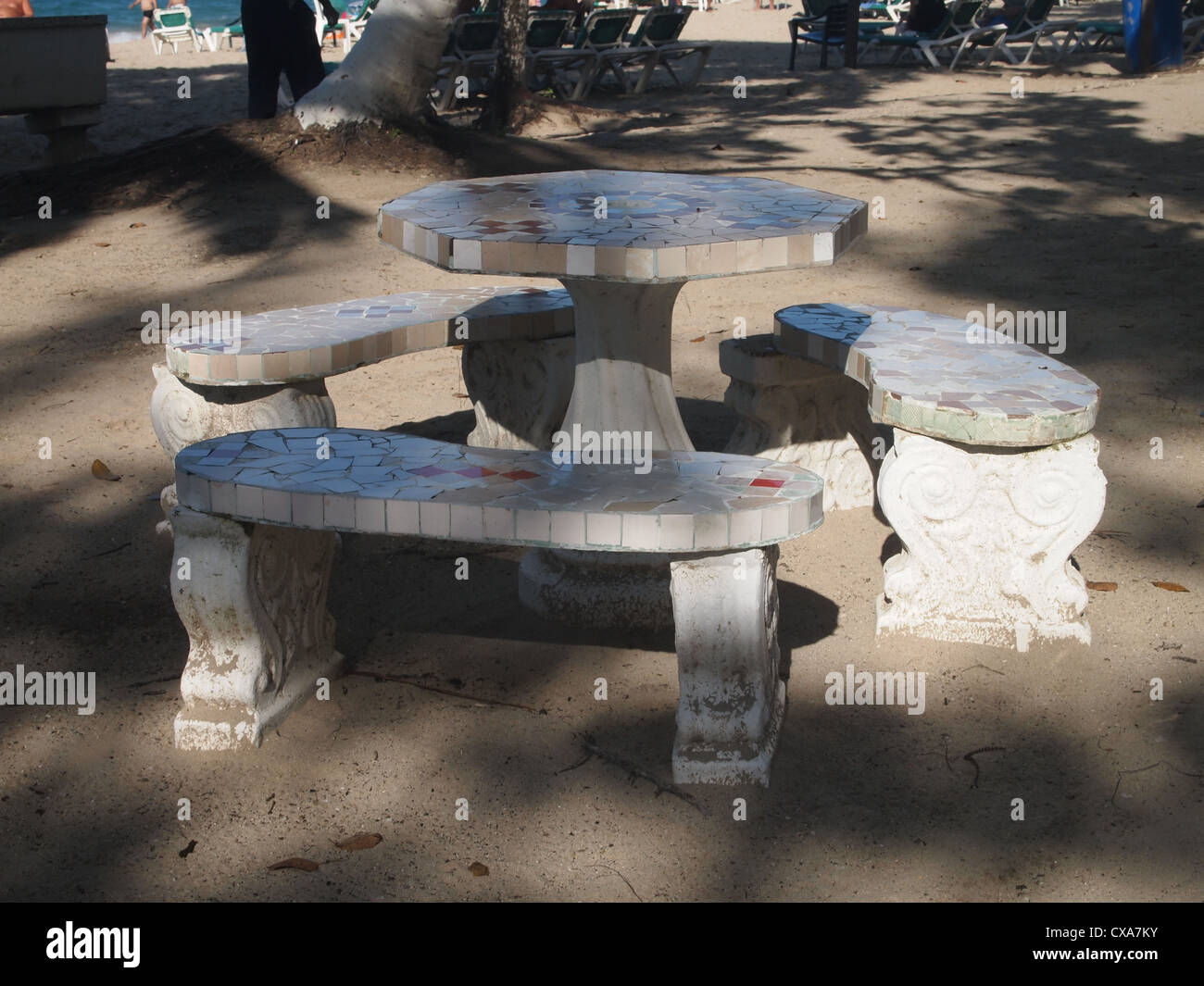 Shadow back garden bench hi-res stock photography and images - Alamy