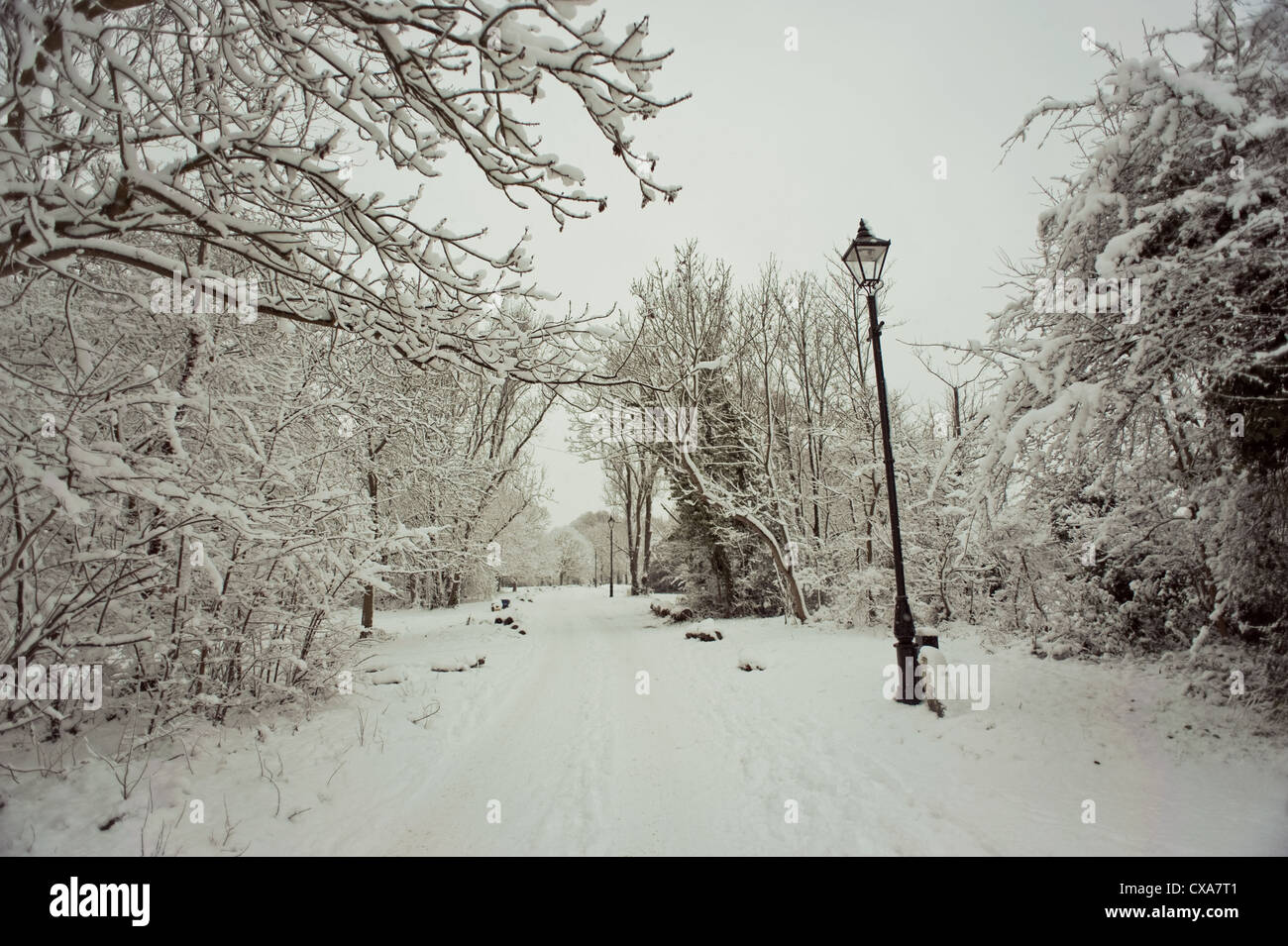 English rural snow scene hi-res stock photography and images - Alamy