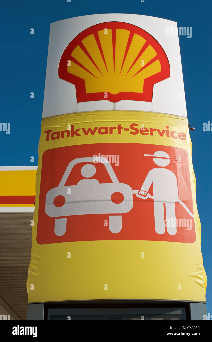 Shell garage displaying sign telling customers that a petrol pump ...
