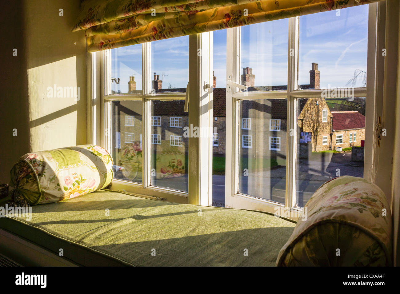 Cottage window view out hi-res stock photography and images - Alamy