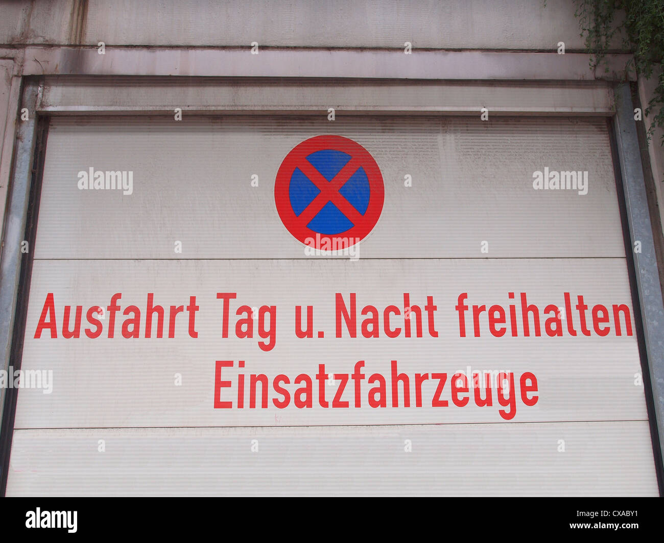 A road sign for a no parking area - in German Stock Photo - Alamy
