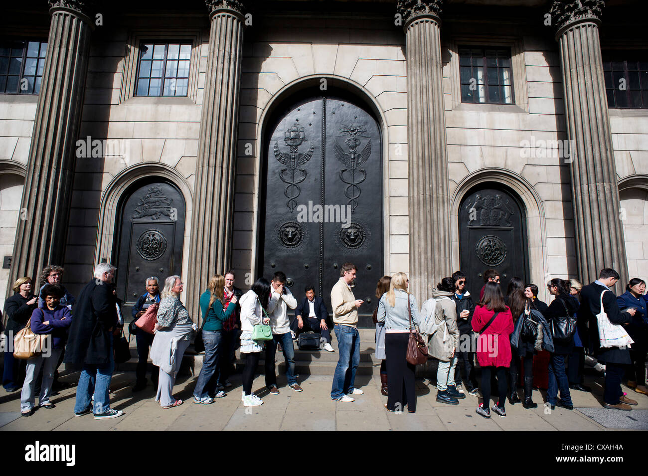 Open door london house hi-res stock photography and images - Alamy